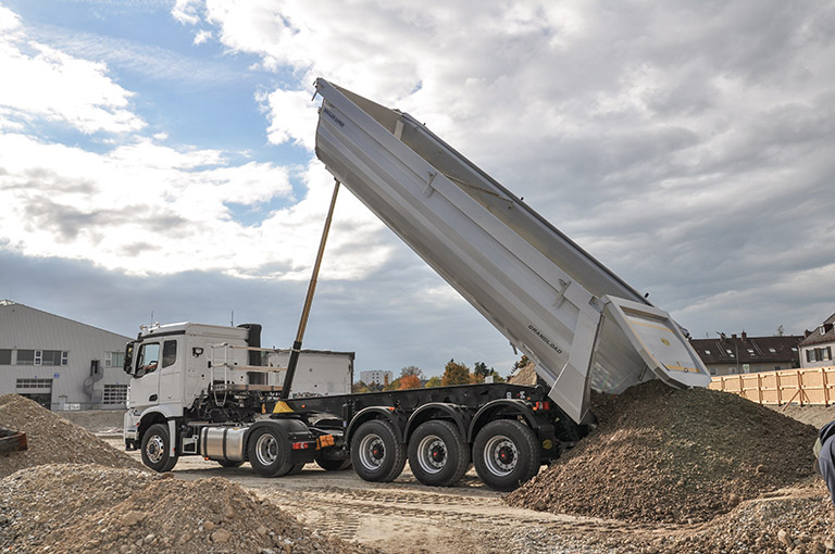MEILLER tipping semi-trailer: The trailer for heavy duty use