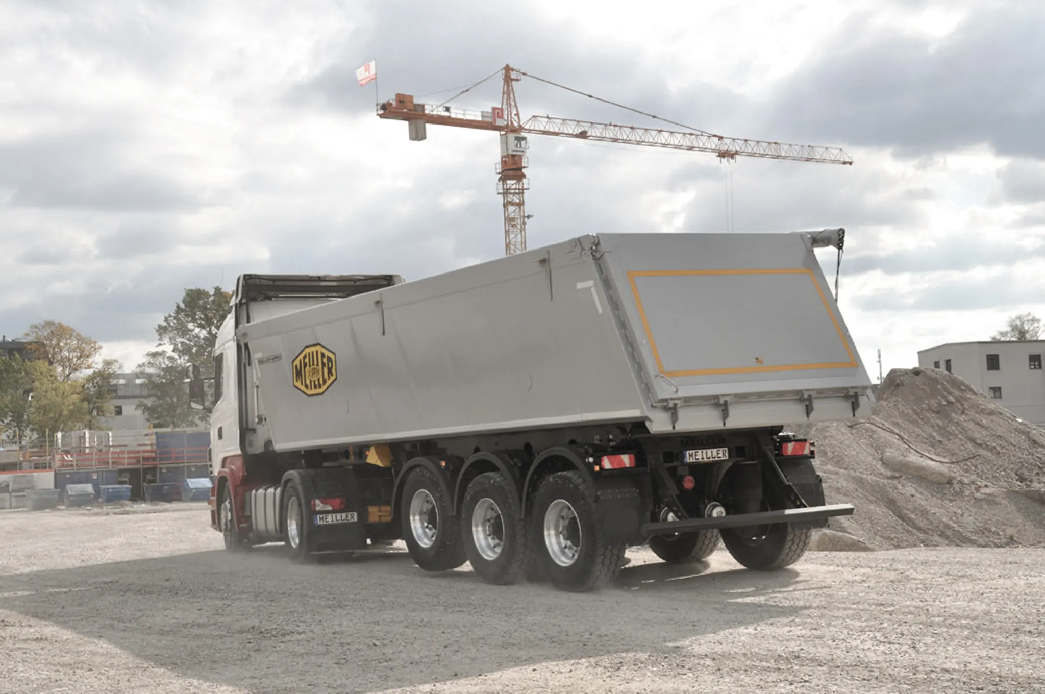 MEILLER tipping semi-trailer: The trailer for heavy duty use